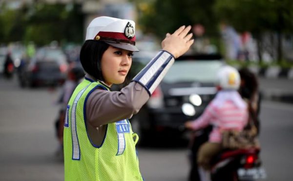 Pretty policewoman directs traffic - Asian Studies Association of Australia